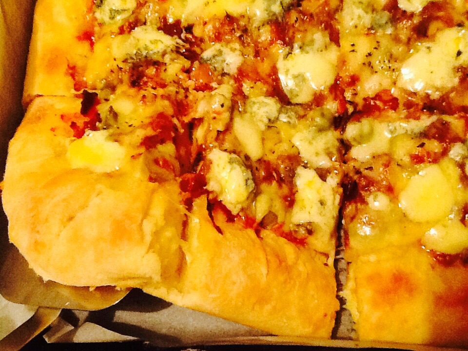 Caramelised onion, Blue Cheese, and Bacon Pizza (with stuffed crust ...